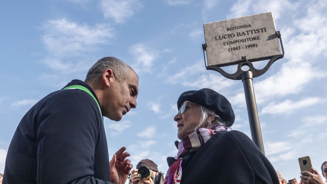 Rimini ripristina la targa vandalizzata dedicata a Lucio Battisti prima ...